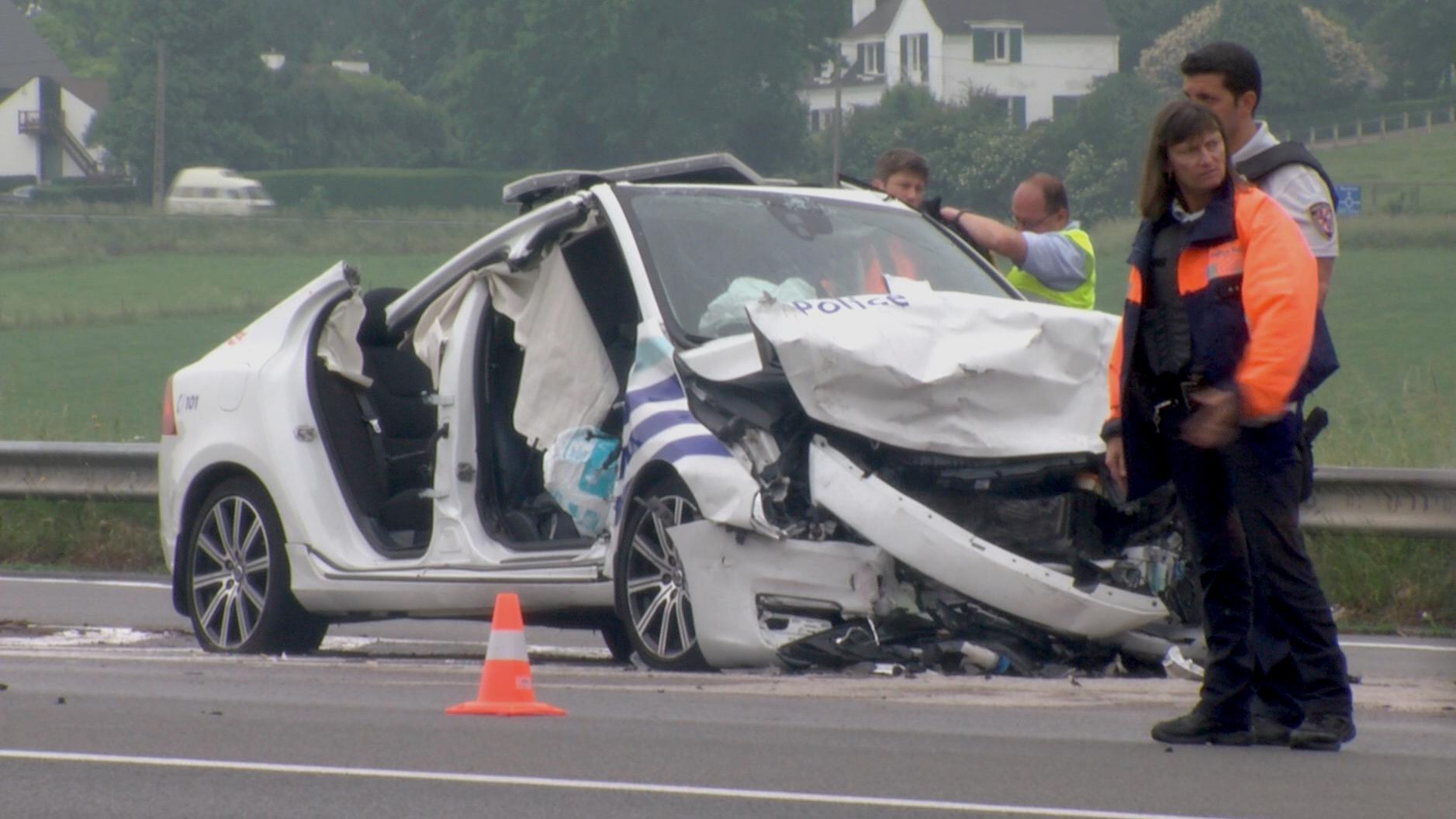 Collision frontale entre deux voitures de police lors d’une course ...