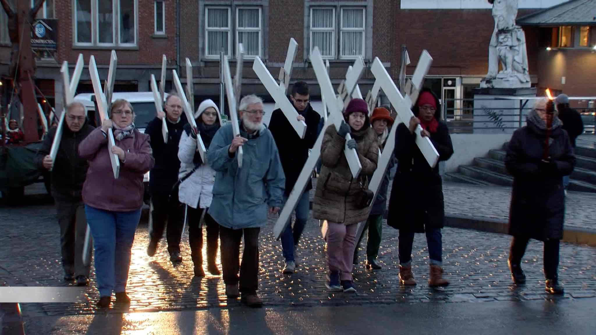 Sous la croix, ils sont chrétiens et fiers de l’être
