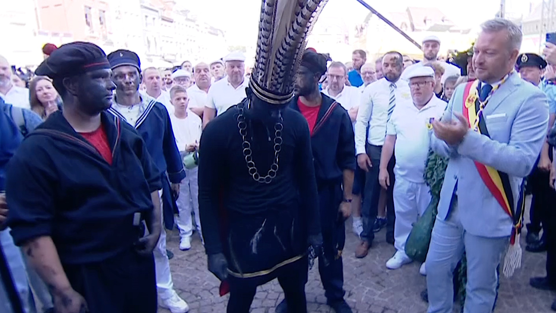 Ducasse d'Ath : le Sauvage a remis ses chaînes sous les huées de la foule Ducasse d'Ath : le Sauvage a remis ses chaînes sous les huées de la foule