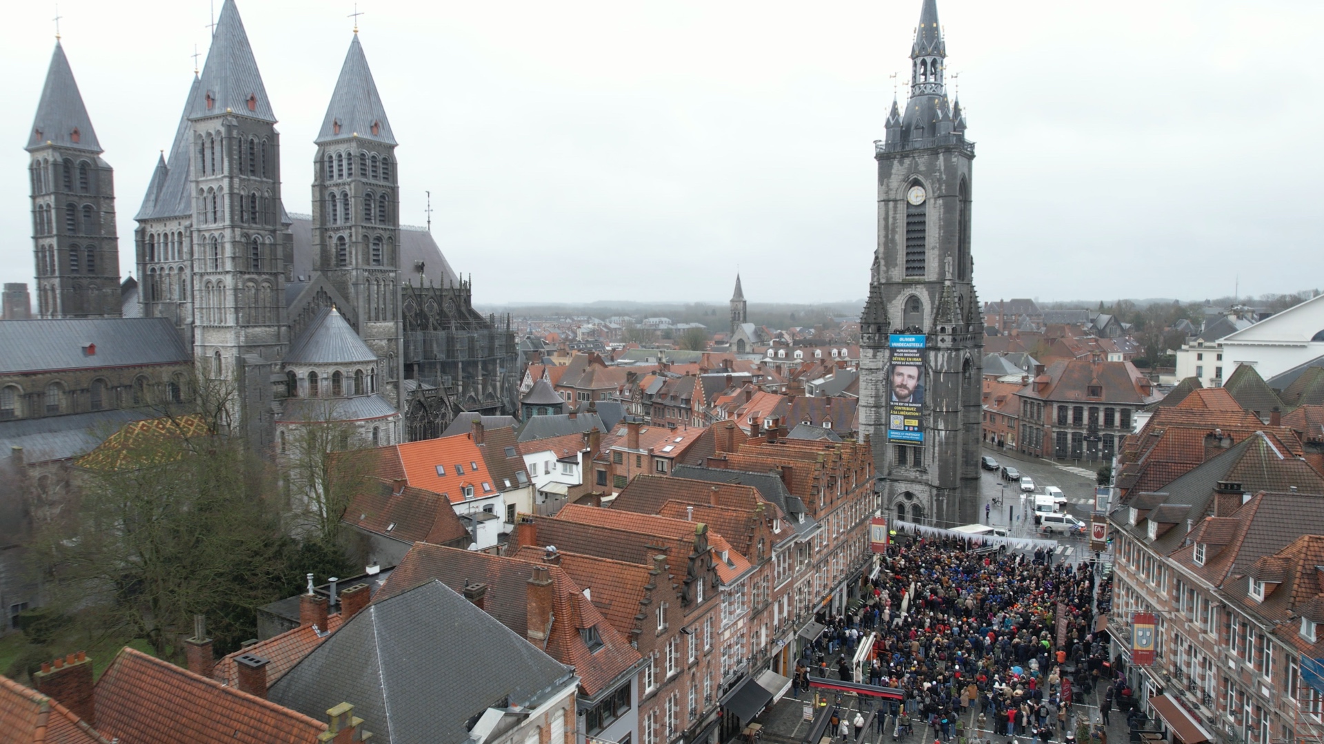Tournai : une bâche de soutien à Olivier Vandecasteele déployée sur le beffroi