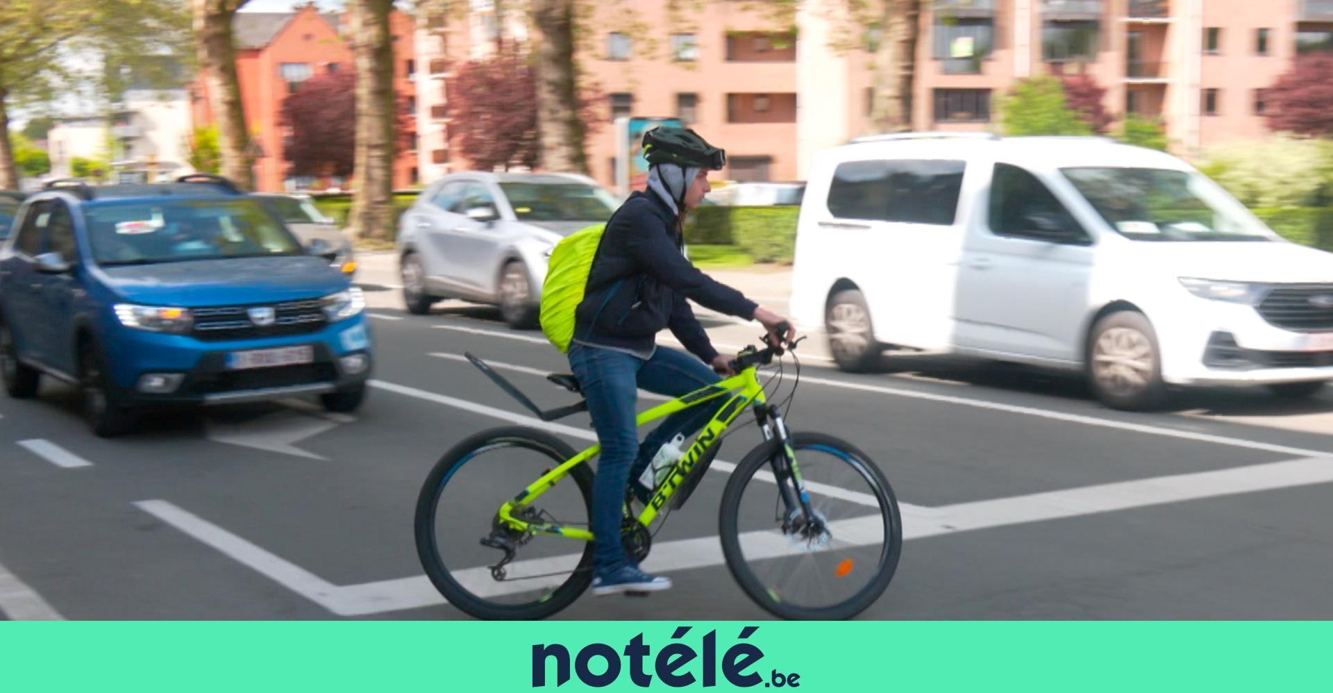 Vince se rend tous les jours à vélo à ses stages et à l'école