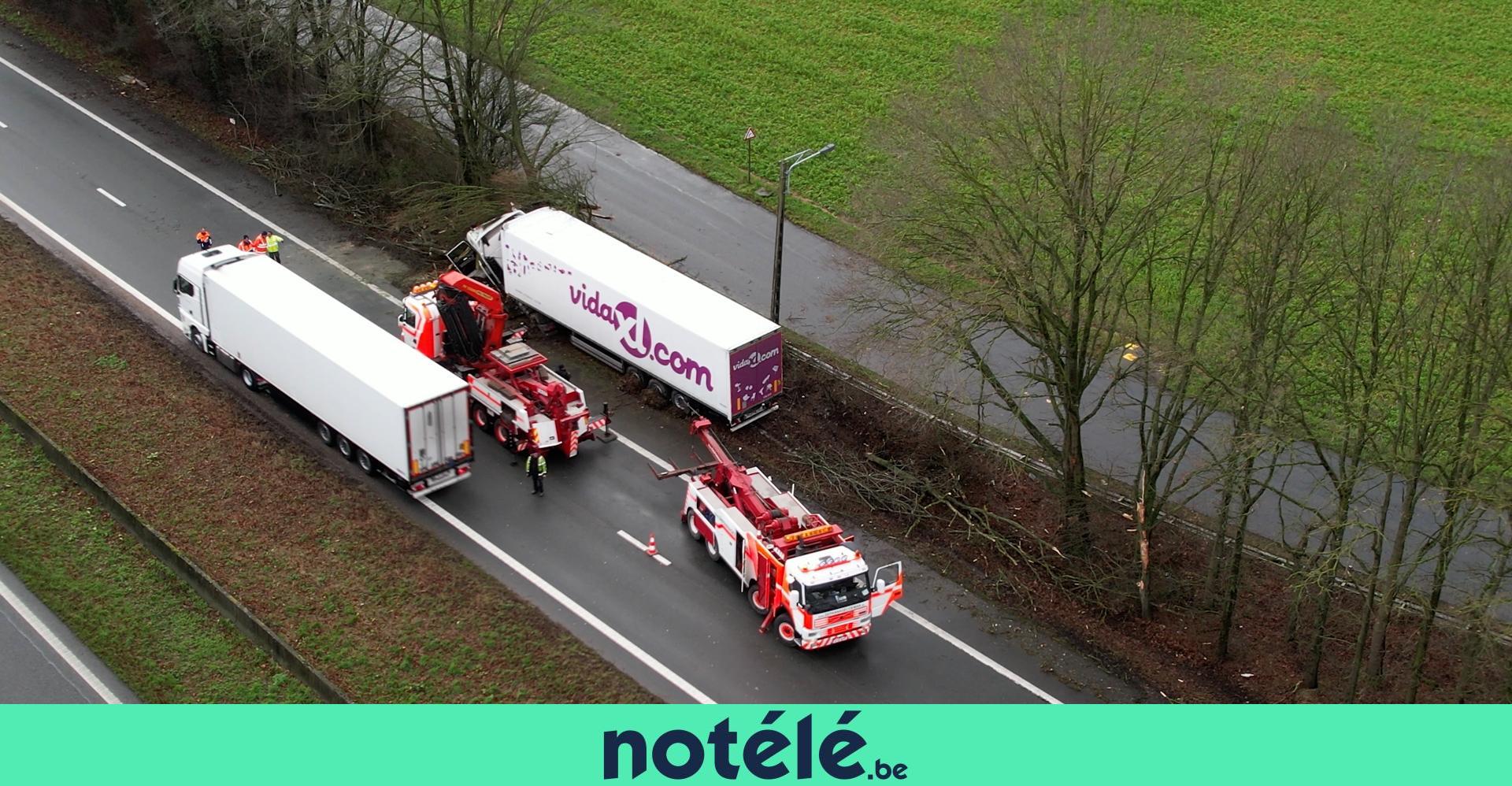 Accident entre un camion et un arbre sur l'autoroute E403 entre Templeuve et Marquain