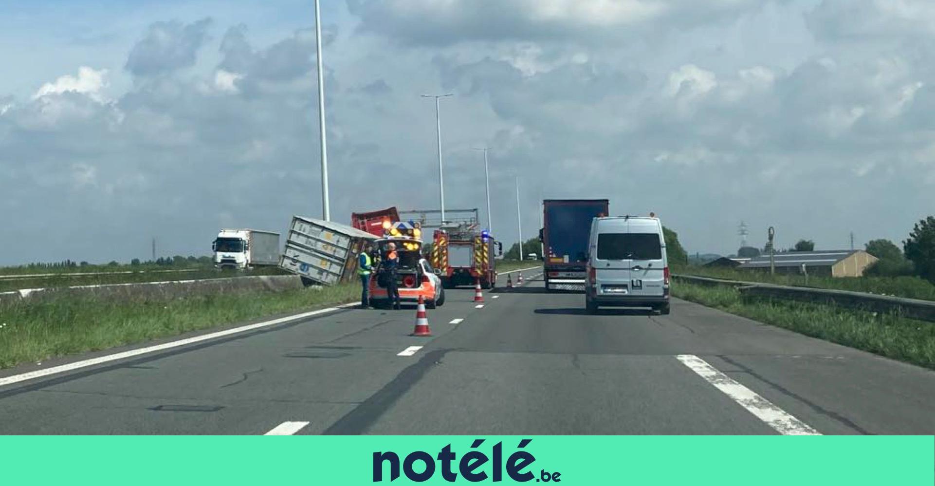 Un camion sur le flanc sur l'autoroute E403 entre Tournai et Mouscron