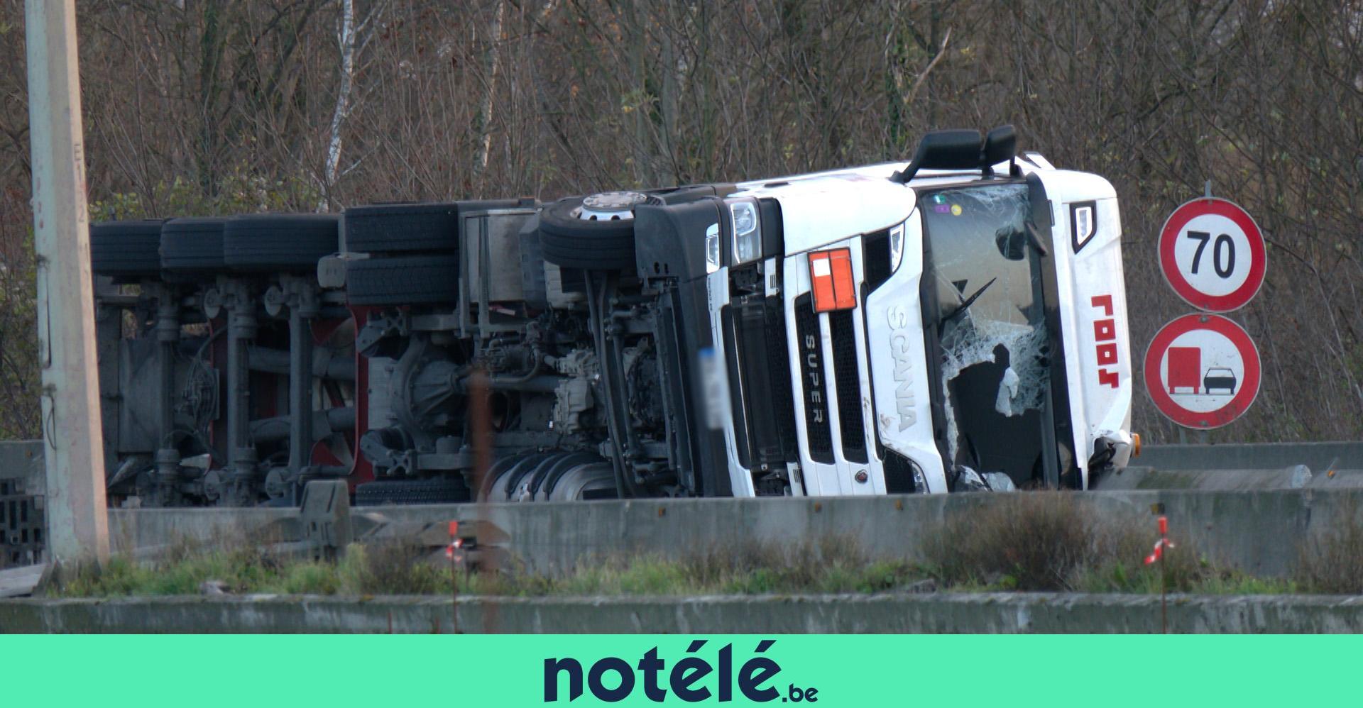 Accident sur l'E42 : un camion sur le flanc bloque l'autoroute dans les deux sens