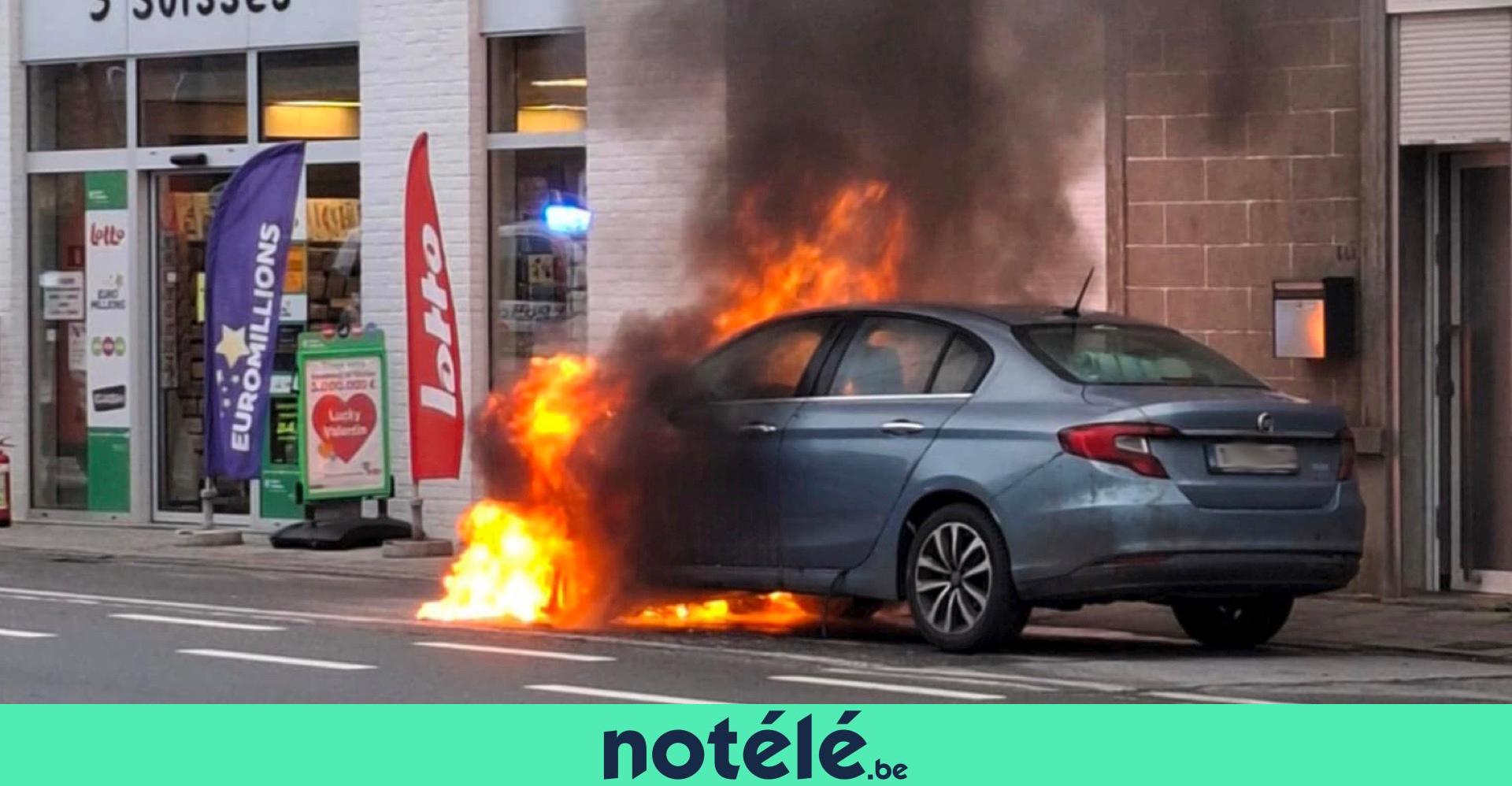 Une voiture détruite par un incendie à la chaussée de Lille à Tournai