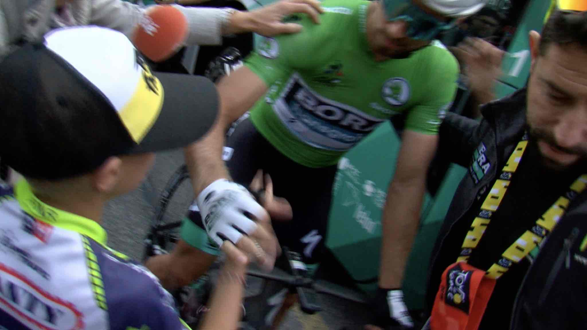 Diego, le David de la Ducasse d'Ath, dans les bras de Peter Sagan