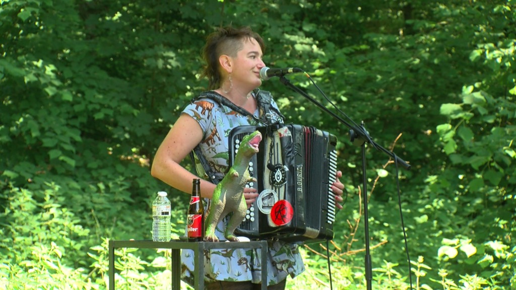 Retour de la culture : Emeline Tout Court se donne en concert à Enghien
